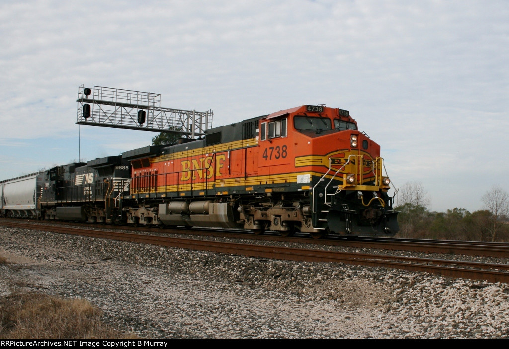 BNSF 4738, Saturday morning Eastbound